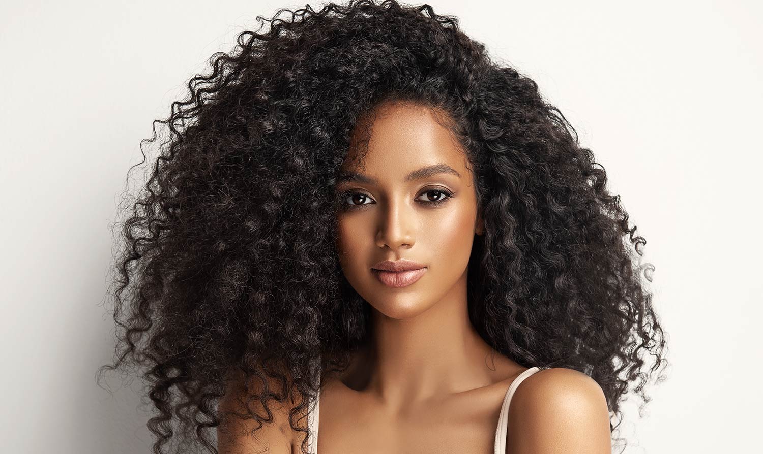 איך לשמור על שיער מתולתל עם מוצרים טבעיים? - Lomelo